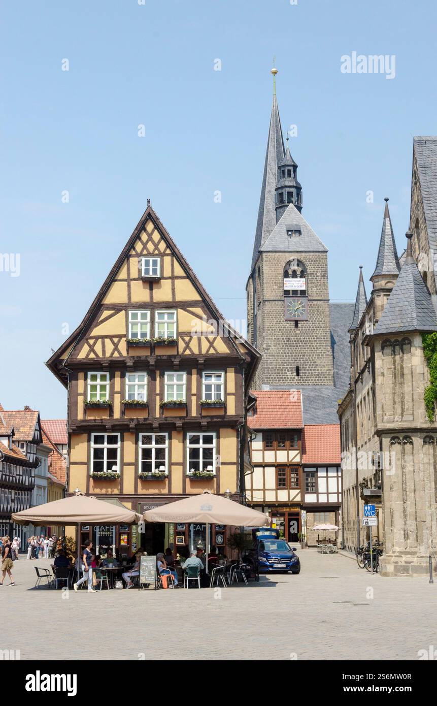 Small half-timbered house in Quedlinburg on the market square Stock ...