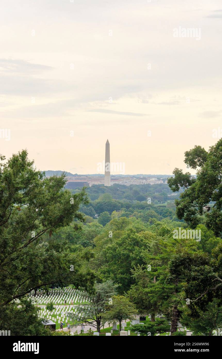 Graves at Arlington National Cemetery and the Washington Monument Stock ...