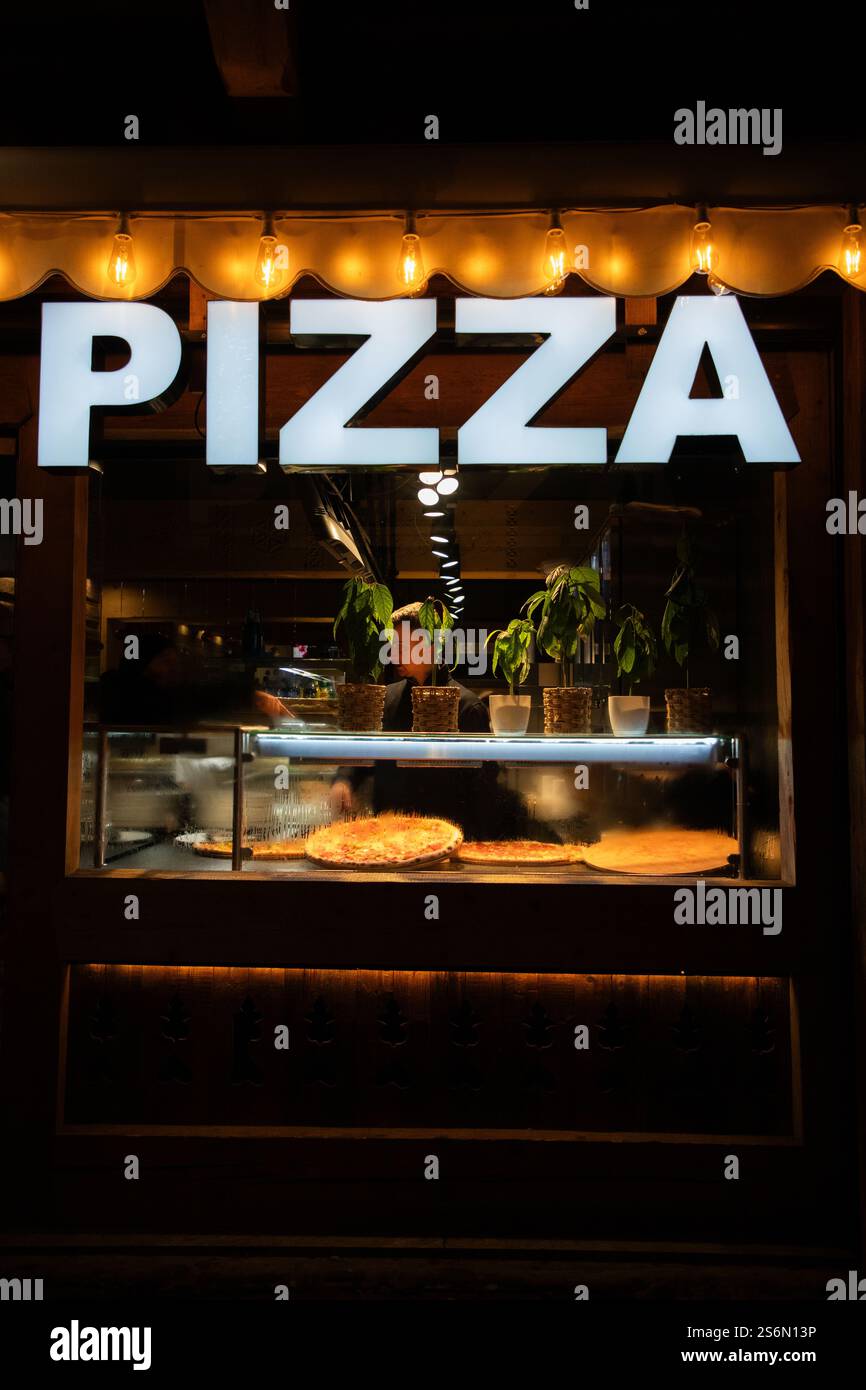 Vector pizza shop logo hi-res stock photography and images - Alamy