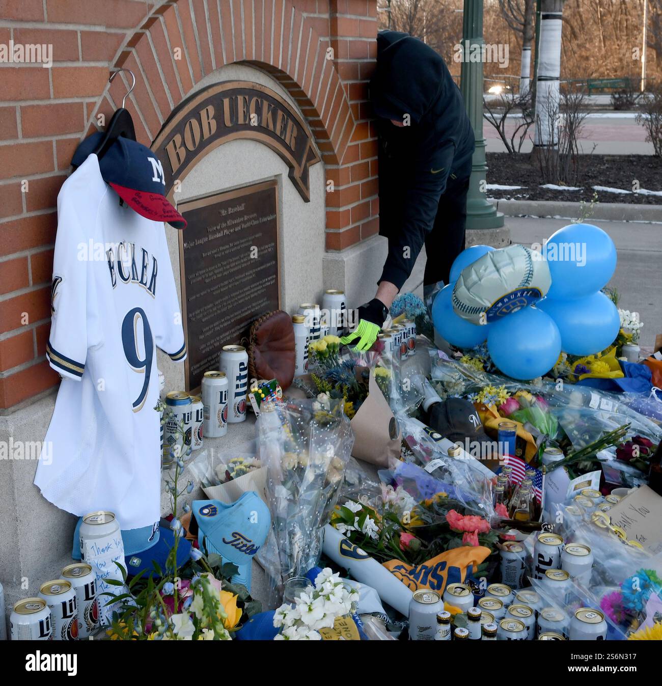 Bob uecker tributes 009 jpg hi-res stock photography and images - Alamy