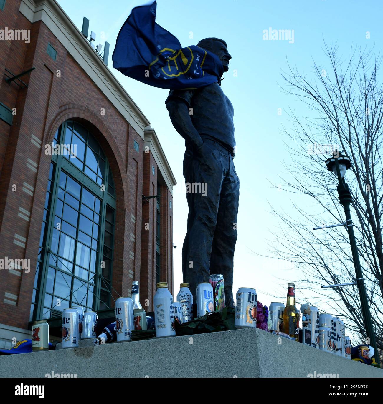 Milwaukee, Wisconsin, USA. 17th Jan, 2025. Fans pay tribute to ...