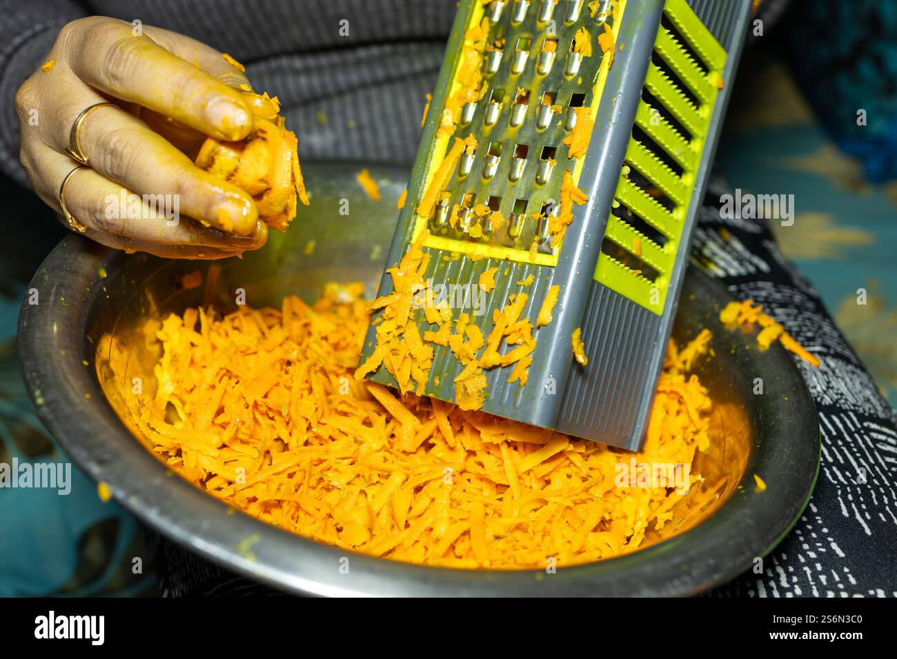 Turmeric root grating hi-res stock photography and images - Alamy