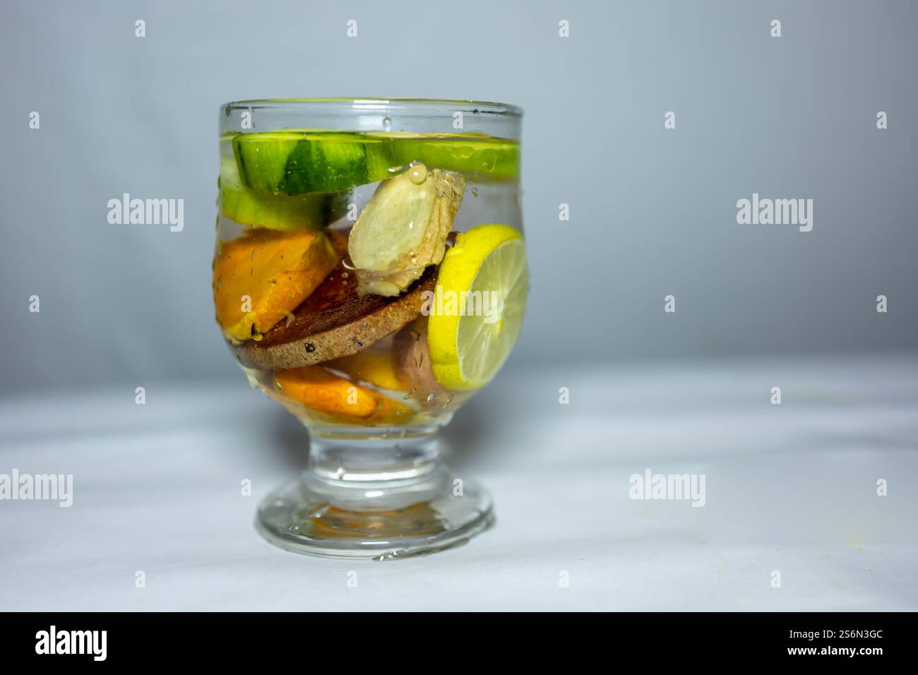 Fresh ginger dropping water hi-res stock photography and images - Alamy