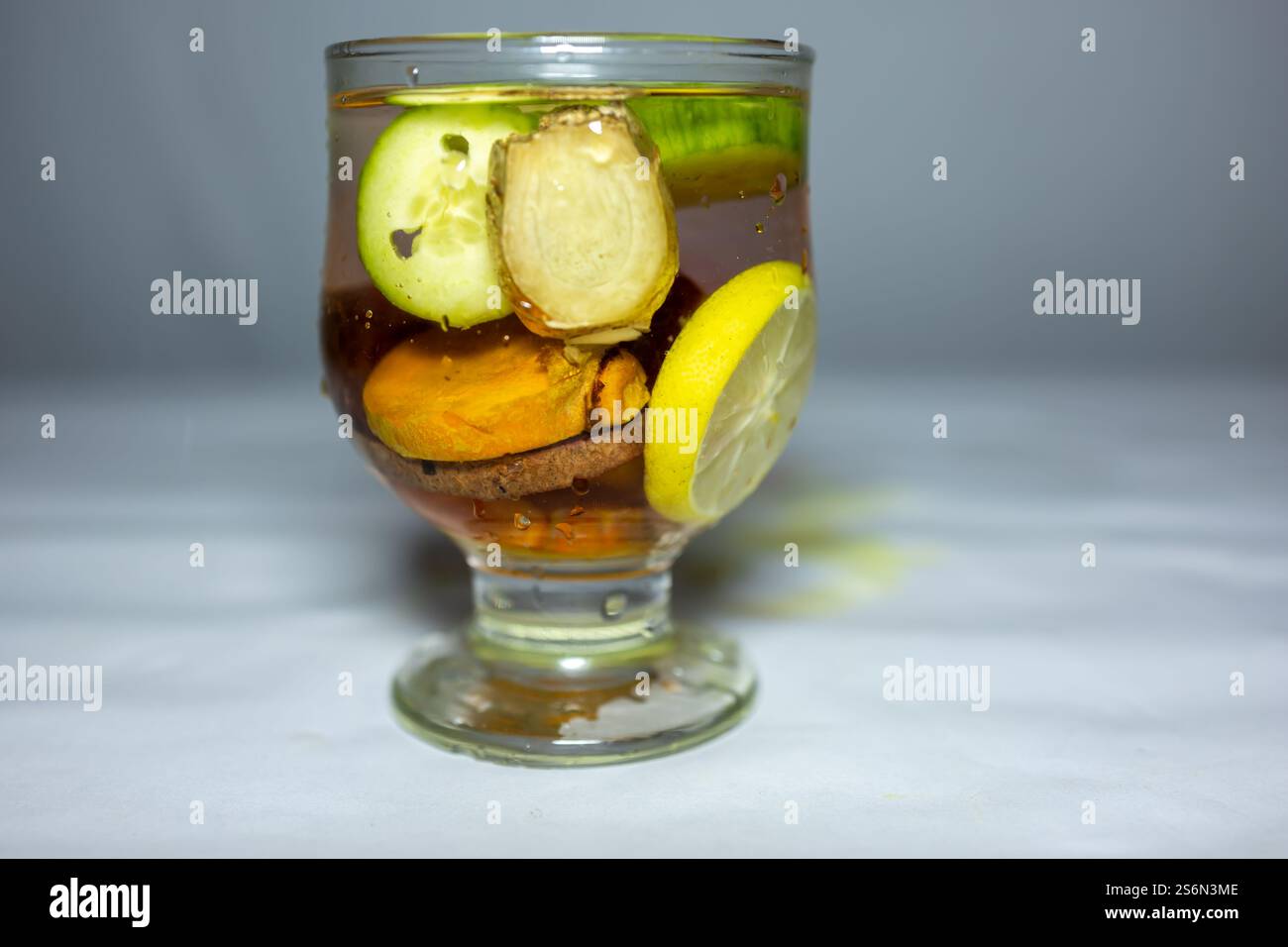 Fresh ginger dropping water hi-res stock photography and images - Alamy