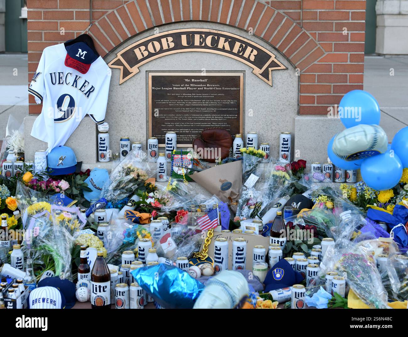 Bob uecker tributes 020 jpg hi-res stock photography and images - Alamy