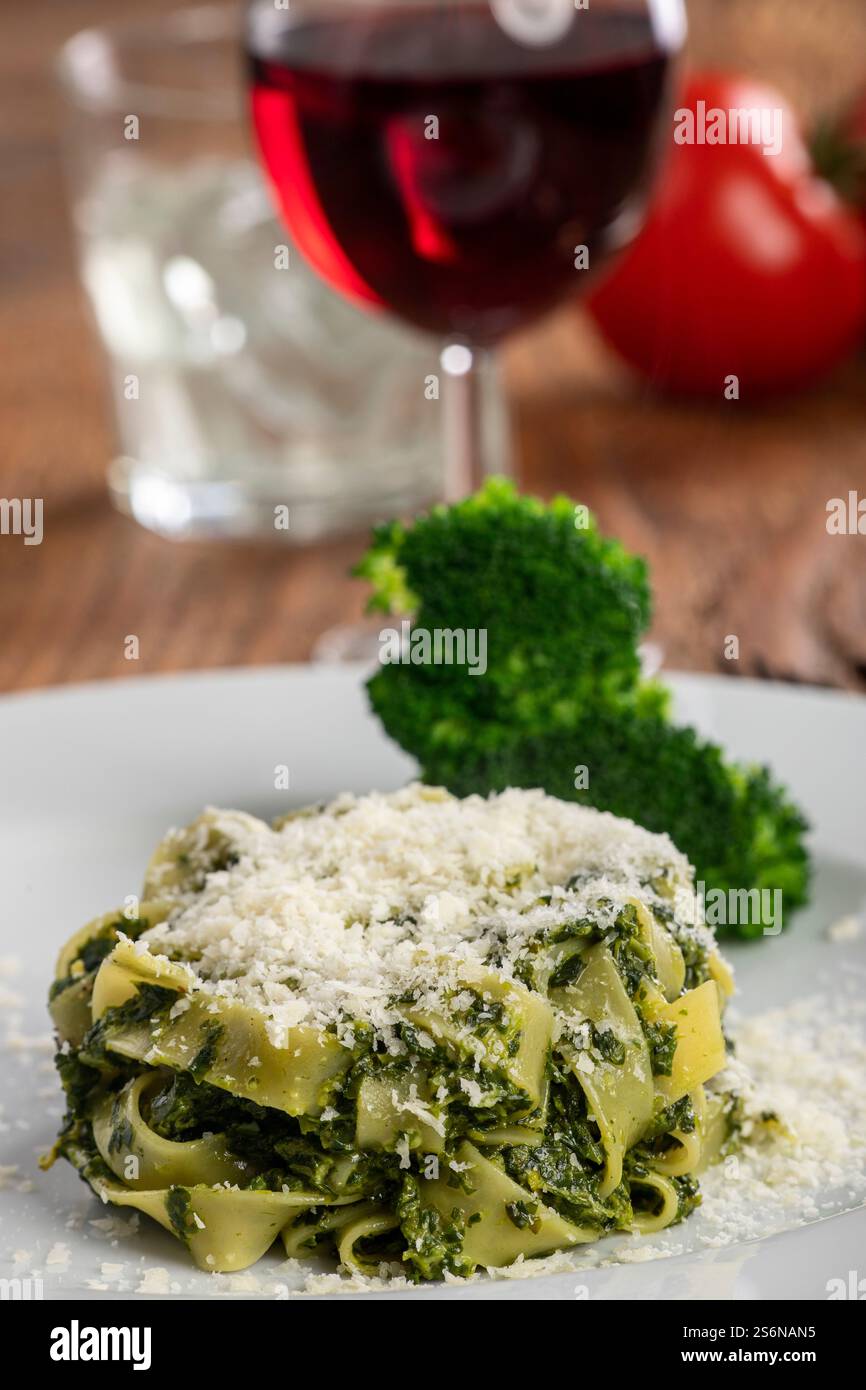 Italian tagliatelli pasta with spinach sauce Stock Photo - Alamy
