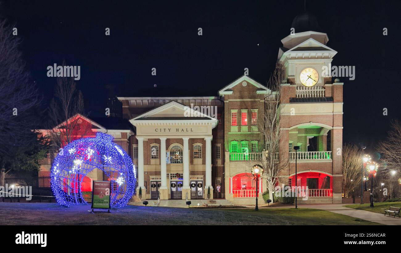 Duluth City hall decorated with Christmas lights and color in downtown ...