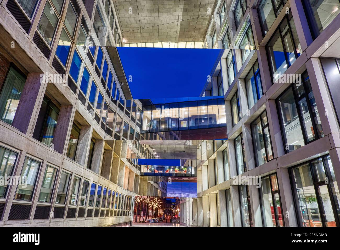 Modern house night front hi-res stock photography and images - Alamy