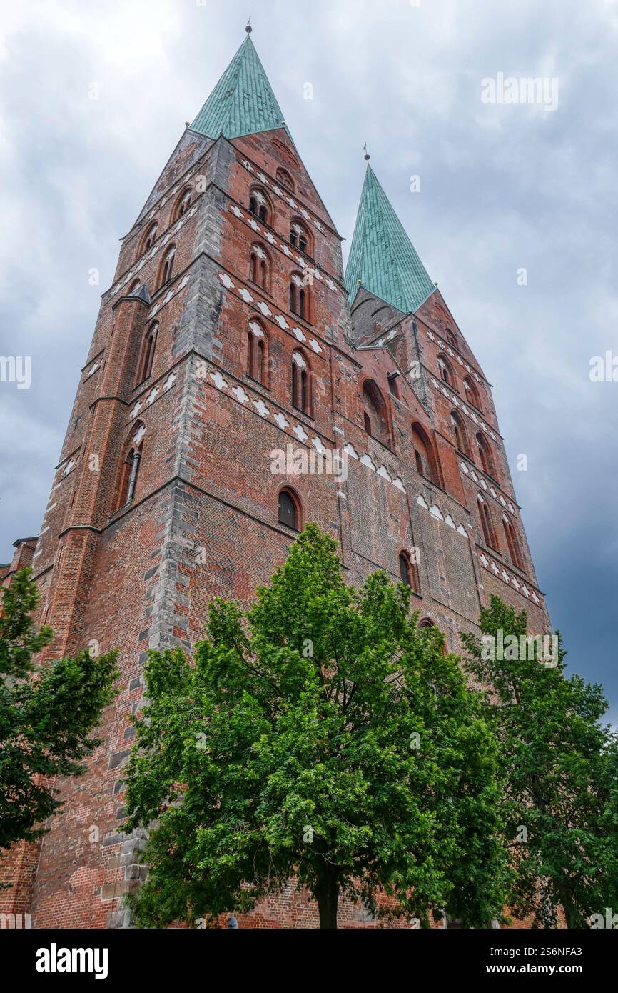 Gothic church two towers hi-res stock photography and images - Alamy
