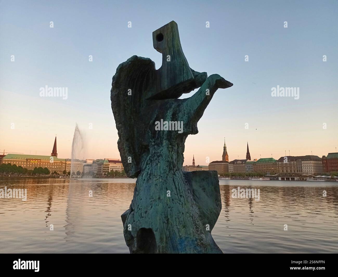 Mirroring sculpture hi-res stock photography and images - Alamy
