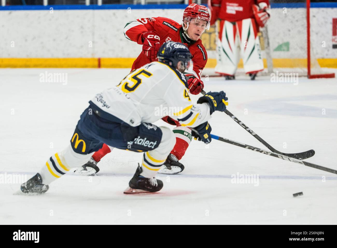 Mora, Sverige. 17th Jan, 2025. 250117 Moras Oskar Asplund under ishockeymatchen i ...