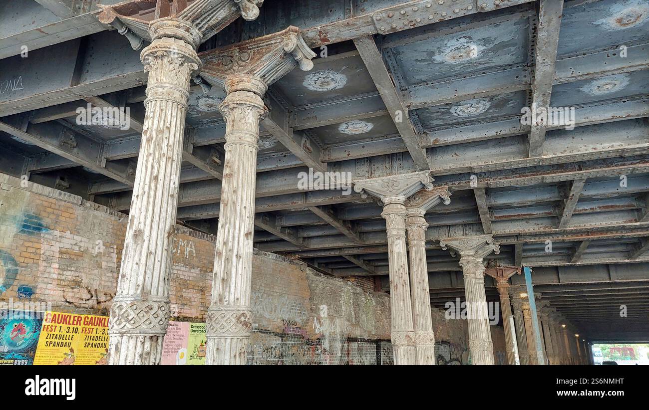 Cast iron rusted column hi-res stock photography and images - Alamy