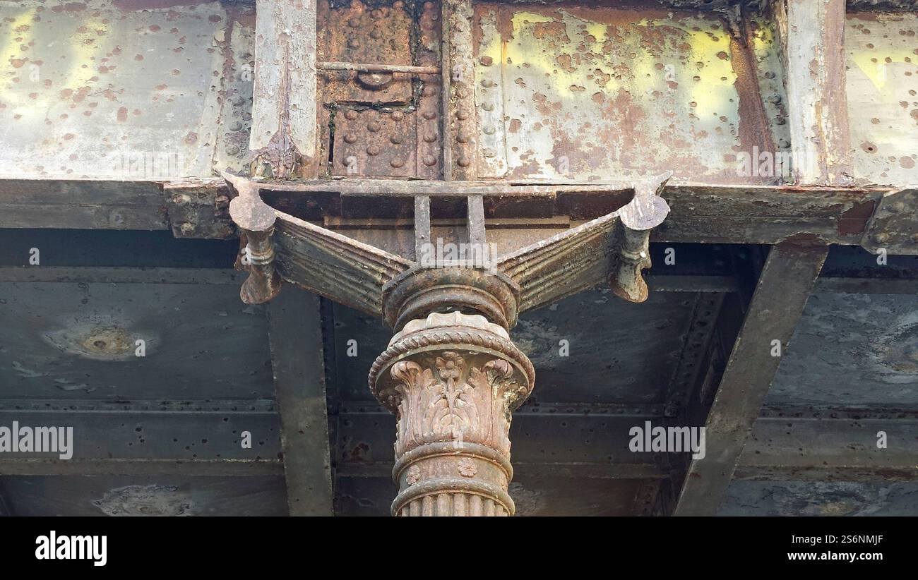 Cast iron rusted column hi-res stock photography and images - Alamy