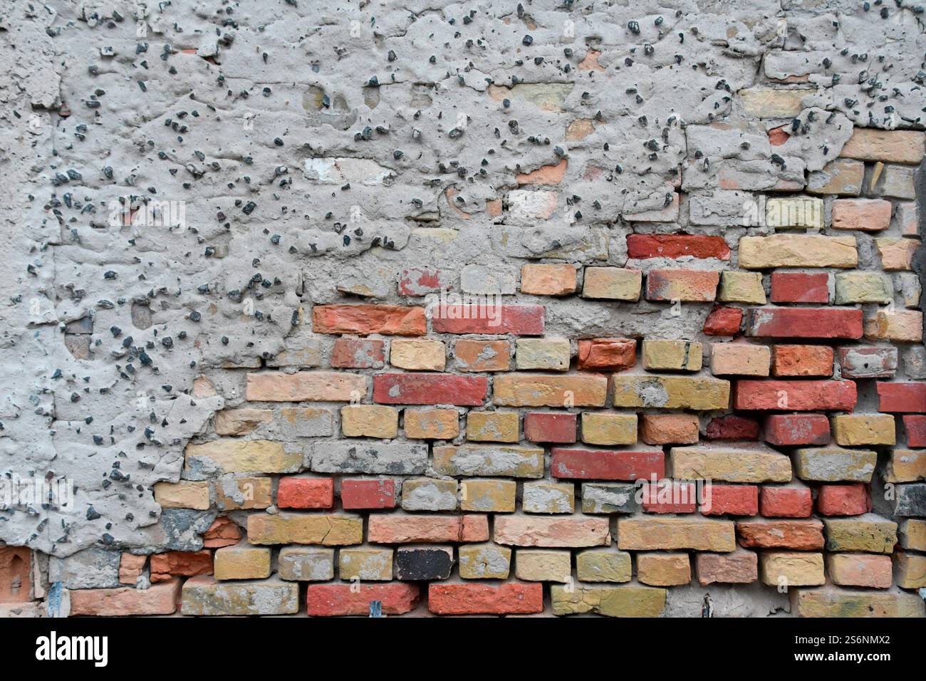 Crumbling brick wall hi-res stock photography and images - Alamy
