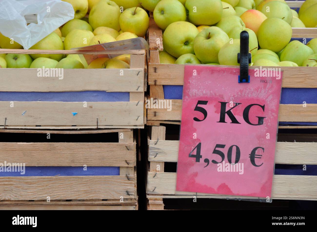 Green apples in fruit crates with price tag Stock Photo - Alamy