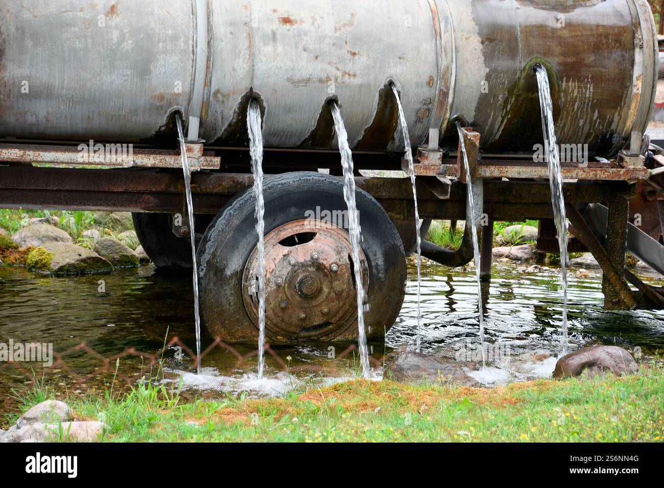 Water flows canister hi-res stock photography and images - Alamy