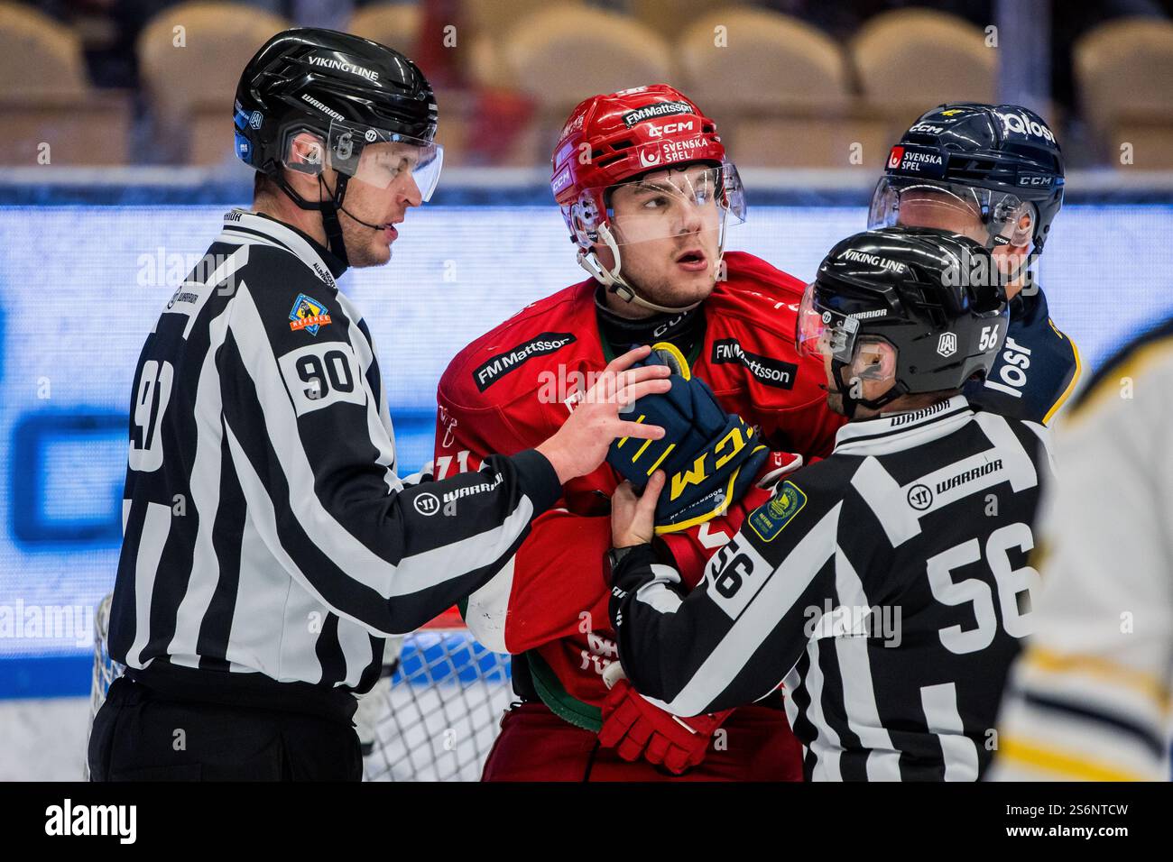 Mora, Sverige. 17th Jan, 2025. 250117 Linjedomare Oscar Leander Olsson och Moras Gustav Salmi ...