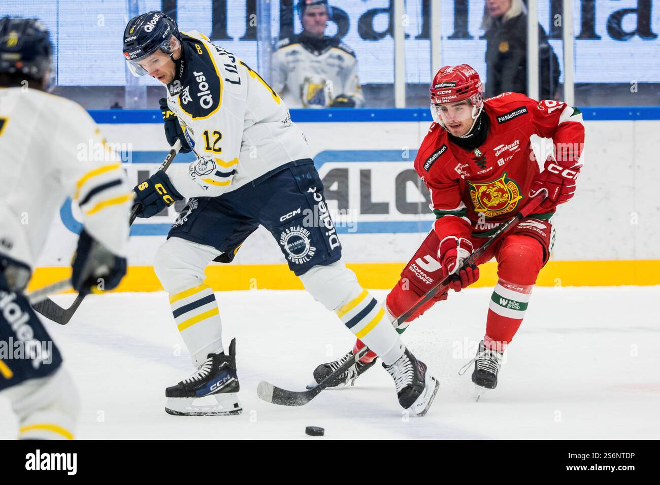 Mora, Sverige. 17th Jan, 2025. 250117 Södertäljes Viktor Liljegren och Moras Martin Johnsen ...