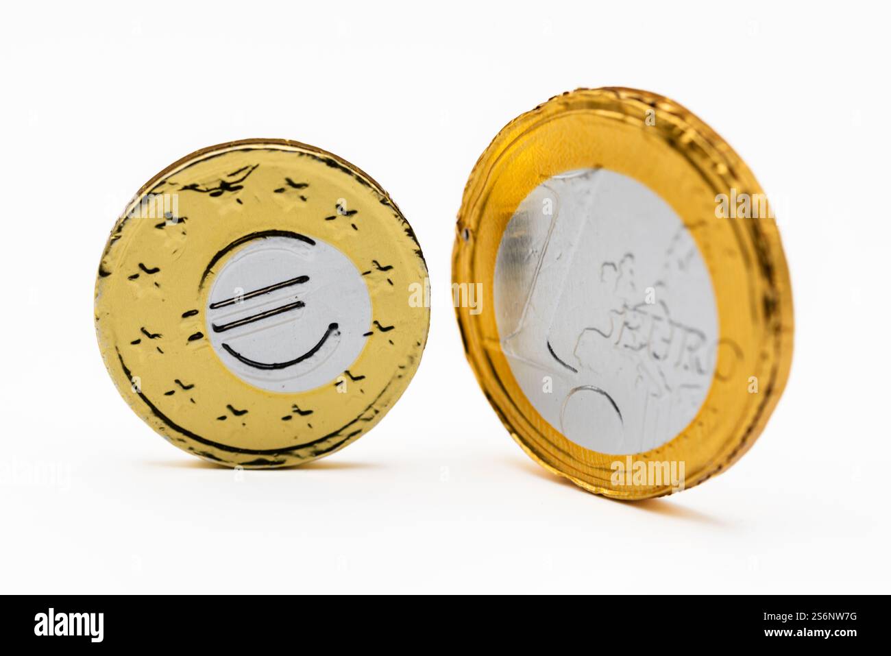 Monedas de un euro aisladas sobre fondo blanco Stock Photo - Alamy