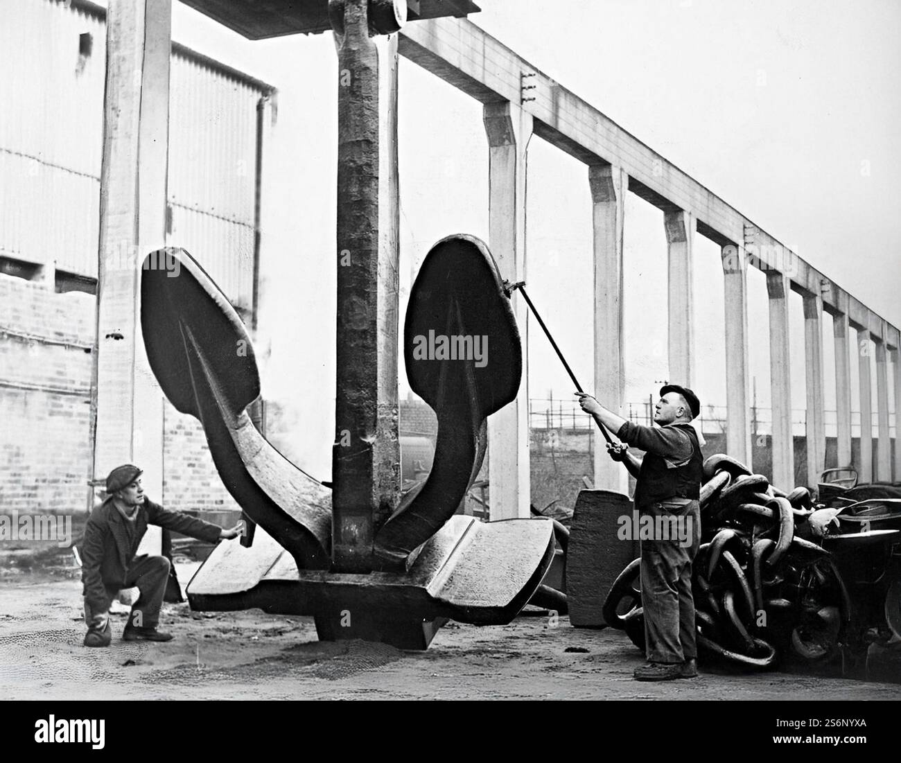 The finishing touch to Dreadnought-type anchor for the Canberra liner ...