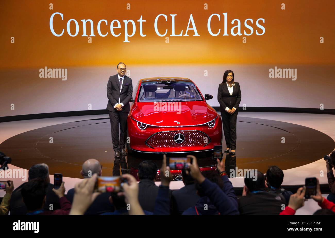 (250117) -- NEW DELHI, Jan. 17, 2025 (Xinhua) -- A Mercedes-Benz ...