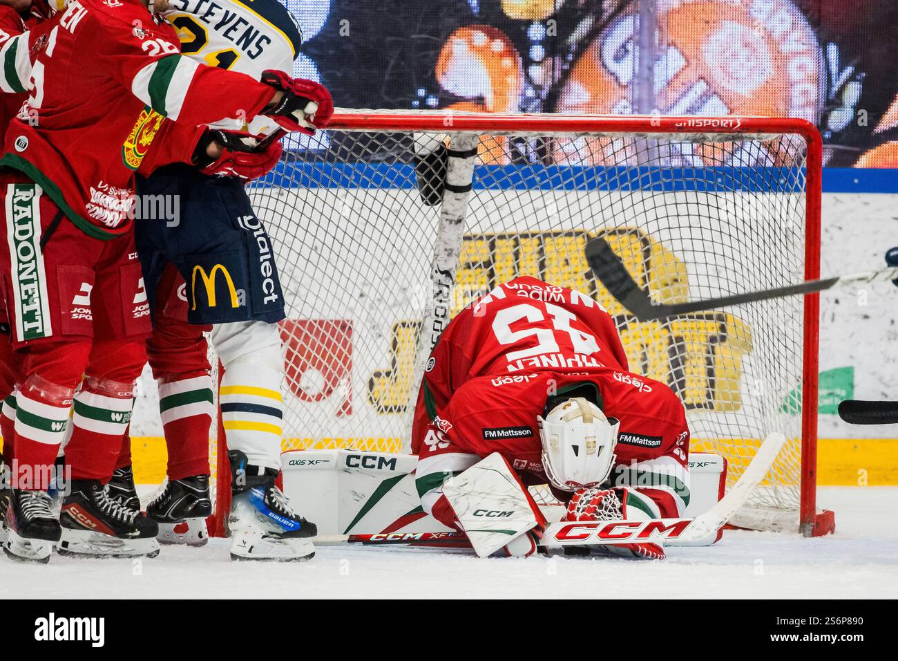 Mora, Sverige. 17th Jan, 2025. 250117 Moras målvakt Jani Lampinen under ishockeymatchen i ...