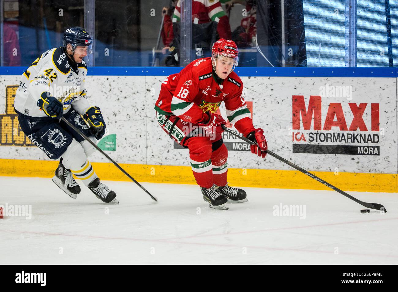 Mora, Sverige. 17th Jan, 2025. 250117 Södertäljes Ludvig Hedström och Moras Martin Johnsen under ...