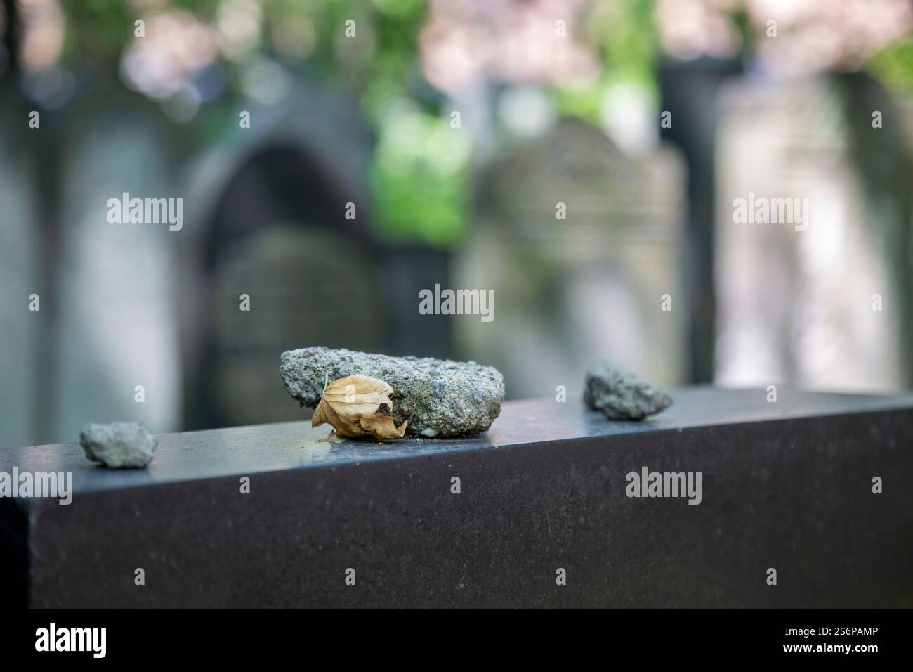 Gravestone on cemetery hi-res stock photography and images - Alamy