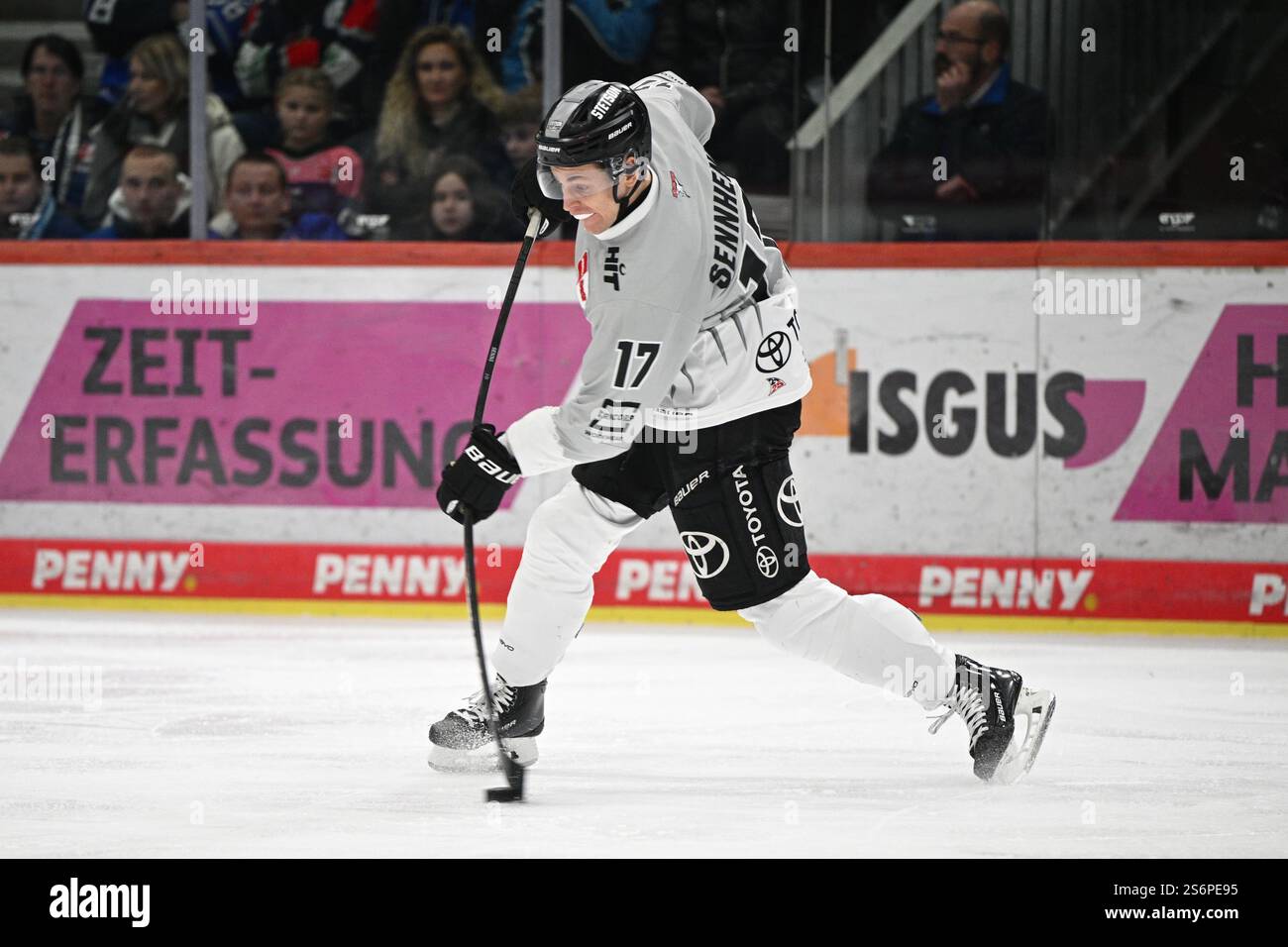 Jan Luca Sennhenn (Koelner Haie #17) Schwenninger Wild Wings gegen ...