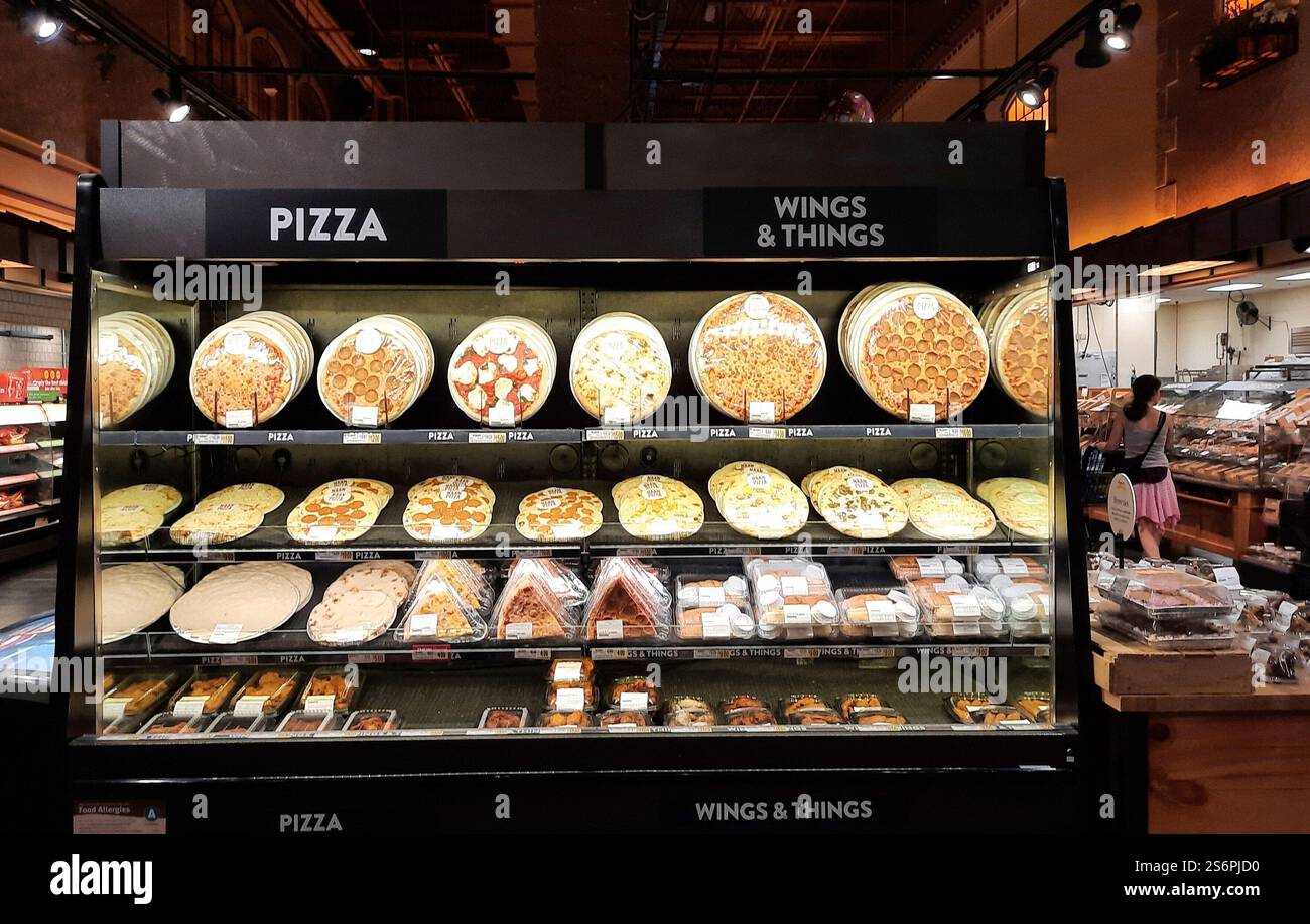 Ready-made pizza in the supermarket chiller cabinet Stock Photo - Alamy
