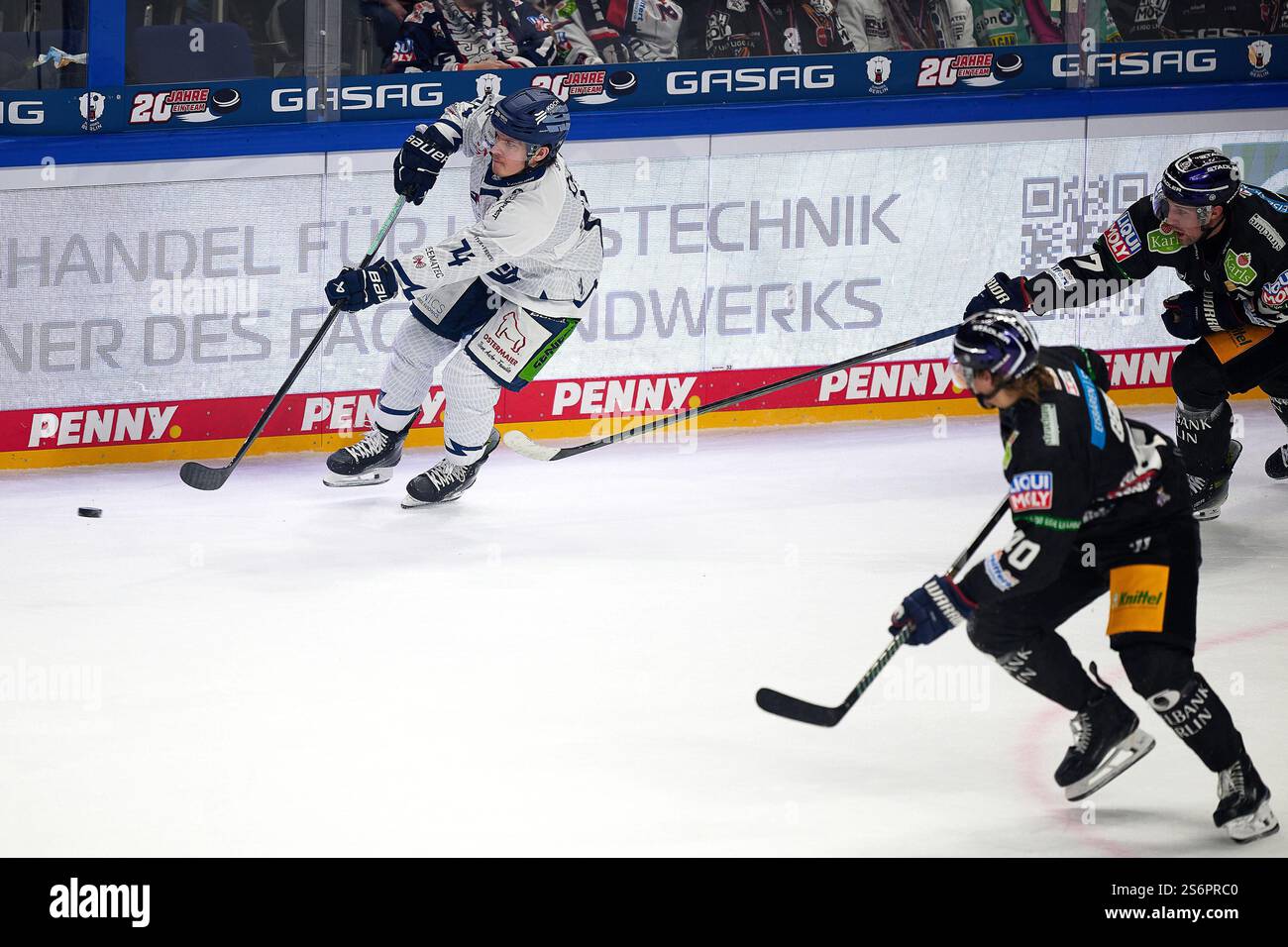 Travis St. Denis (Straubing Tigers, #74), GER, Eisbaeren Berlin vs ...