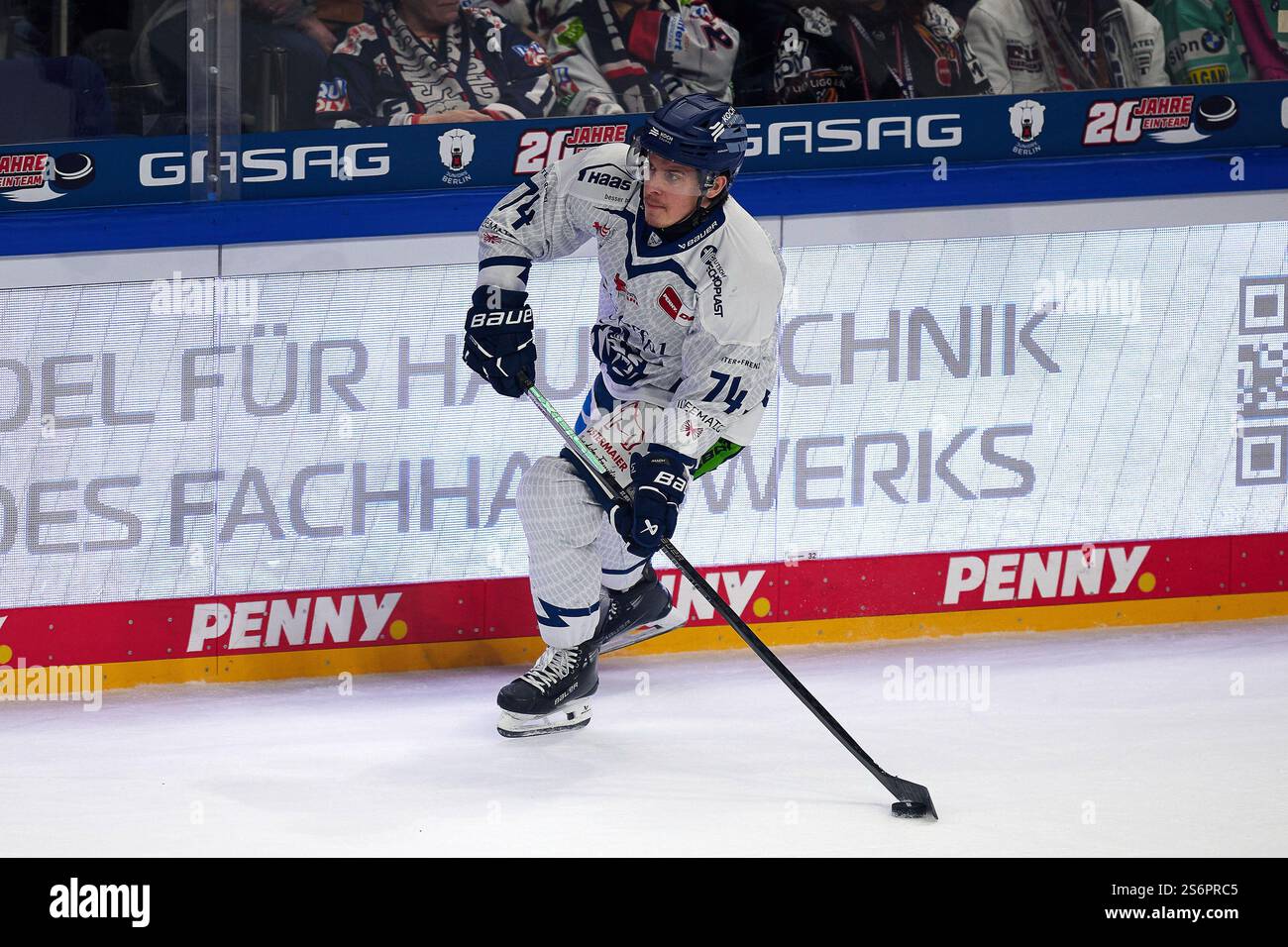 Travis St. Denis (Straubing Tigers, #74), GER, Eisbaeren Berlin vs ...