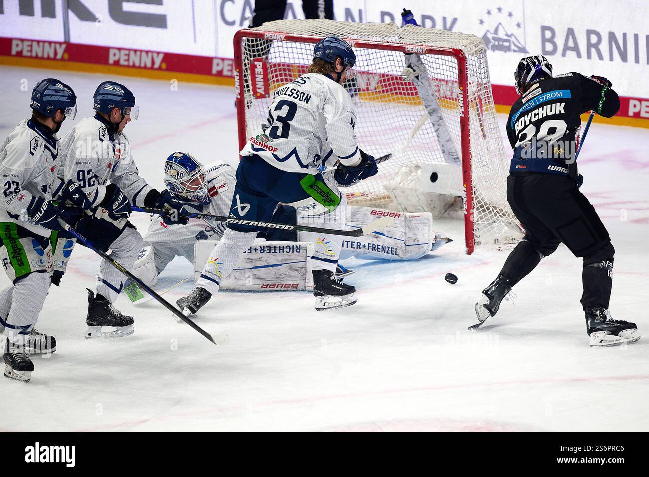 Zach Boychuk (Eisbaeren Berlin, #89), Zane Mcintyre (Straubing Tigers ...
