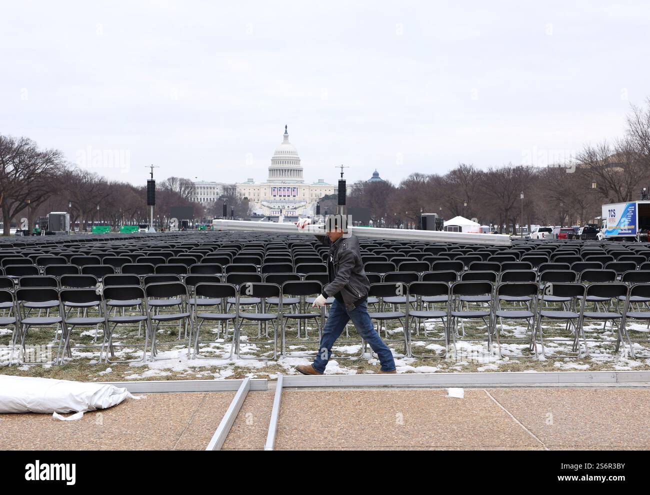 Washington Dc, Virginia, USA. 17th Jan, 2025. Workers check on ...