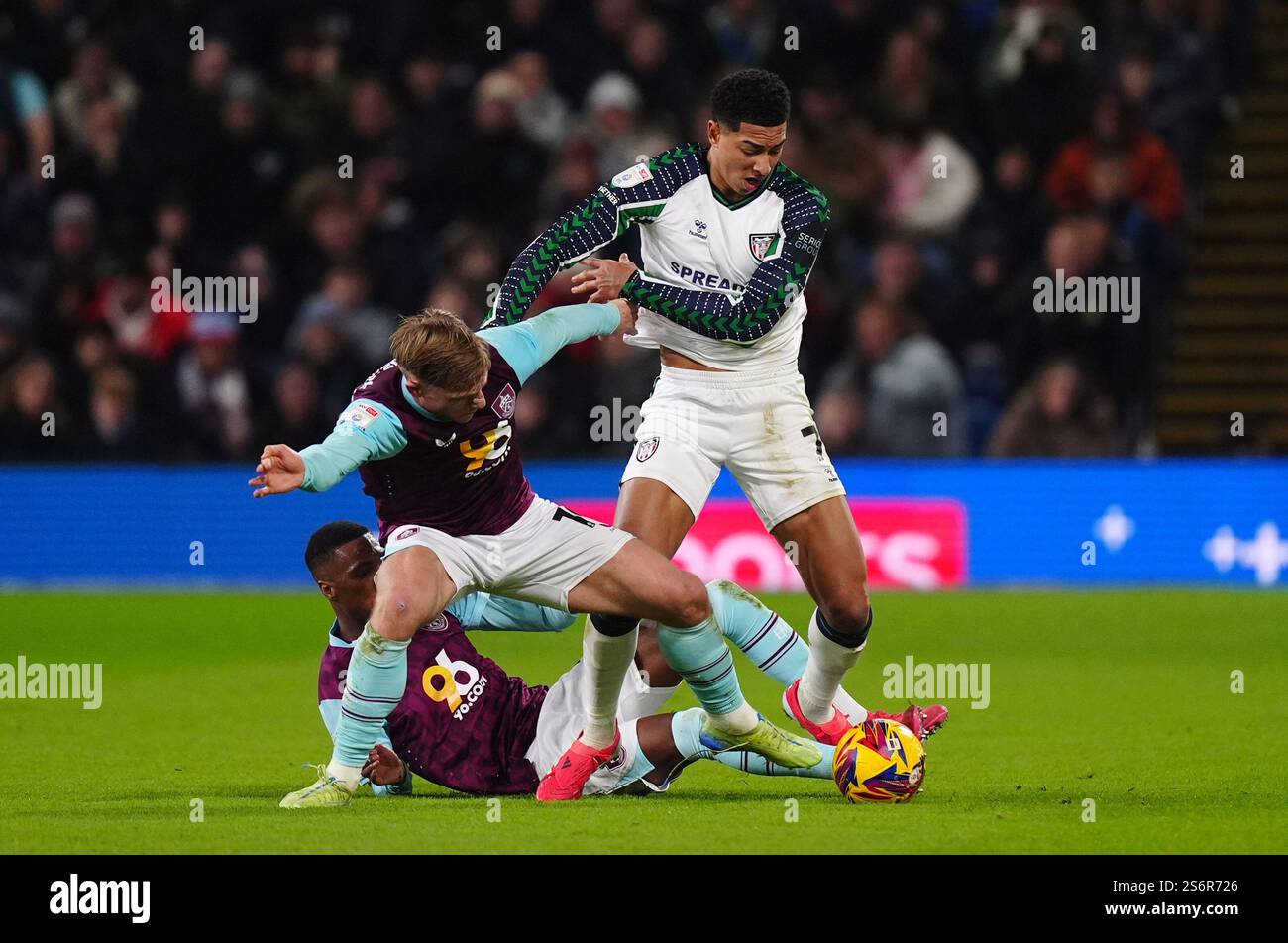 Sunderland's Jobe Bellingham (right) battles with Burnley's Zian ...