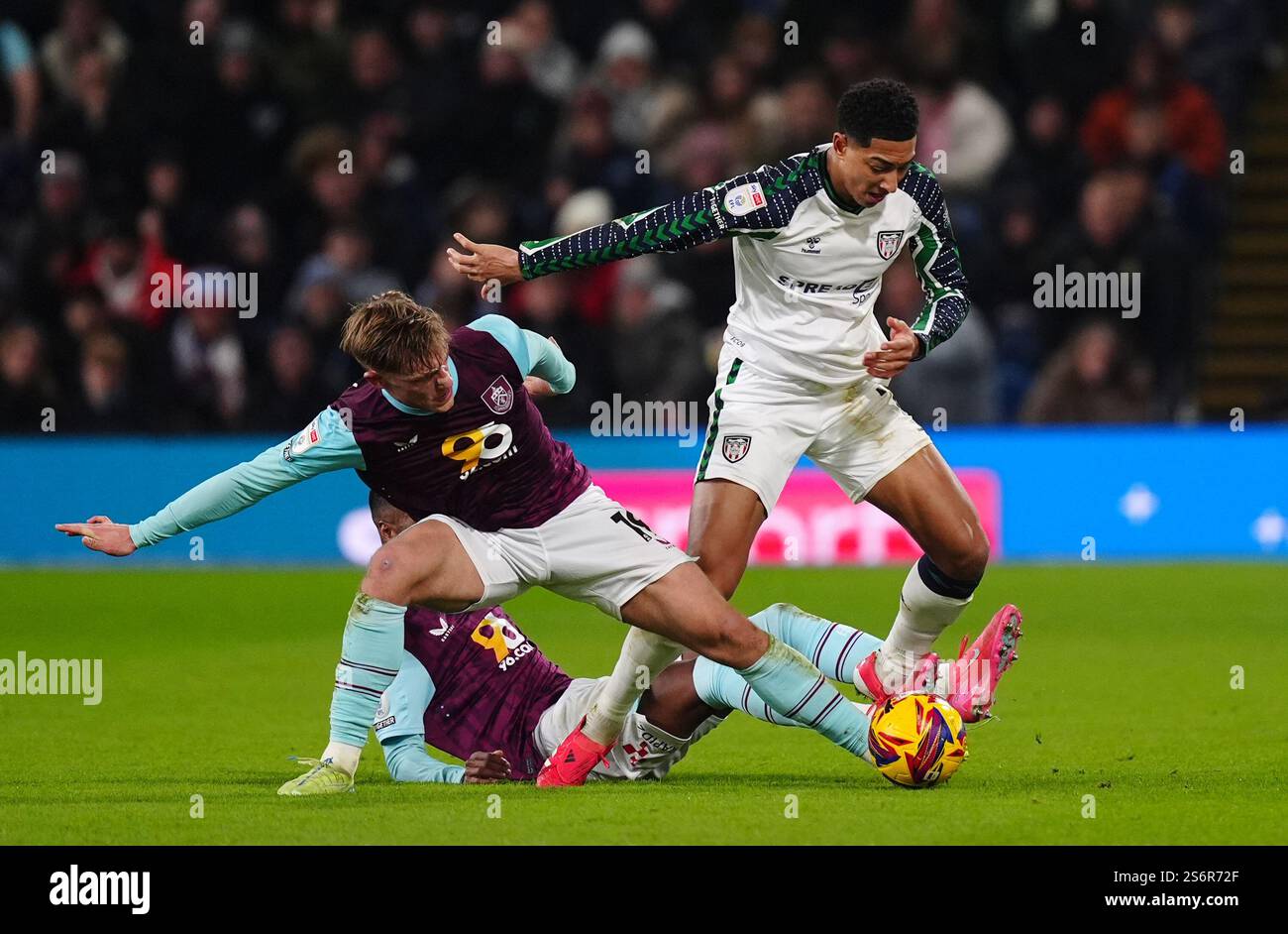 Sunderland's Jobe Bellingham (right) battles with Burnley's Zian ...