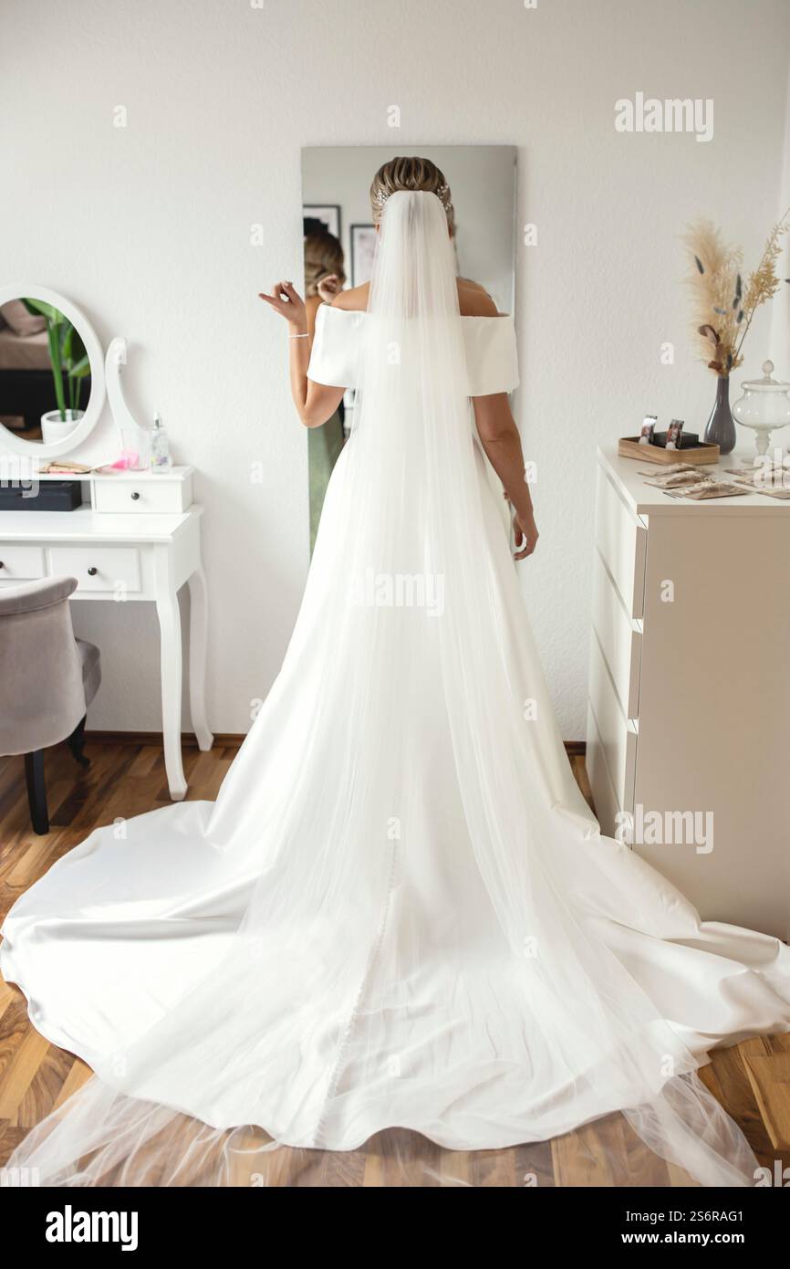 The bride photographed from behind Stock Photo - Alamy