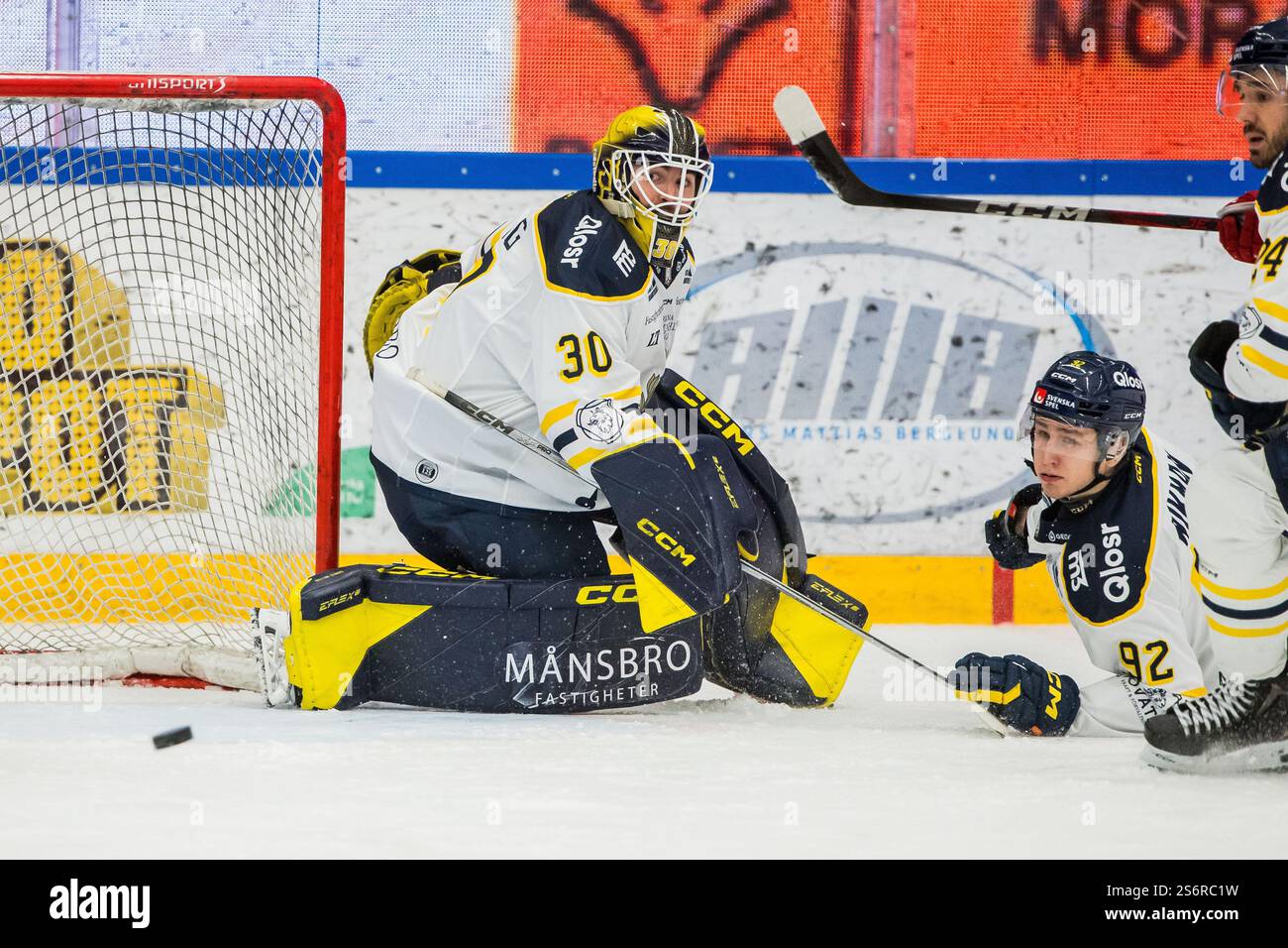 Mora, Sverige. 17th Jan, 2025. 250117 Södertäljes målvakt Charlie Rotting och Albert Wikman ...