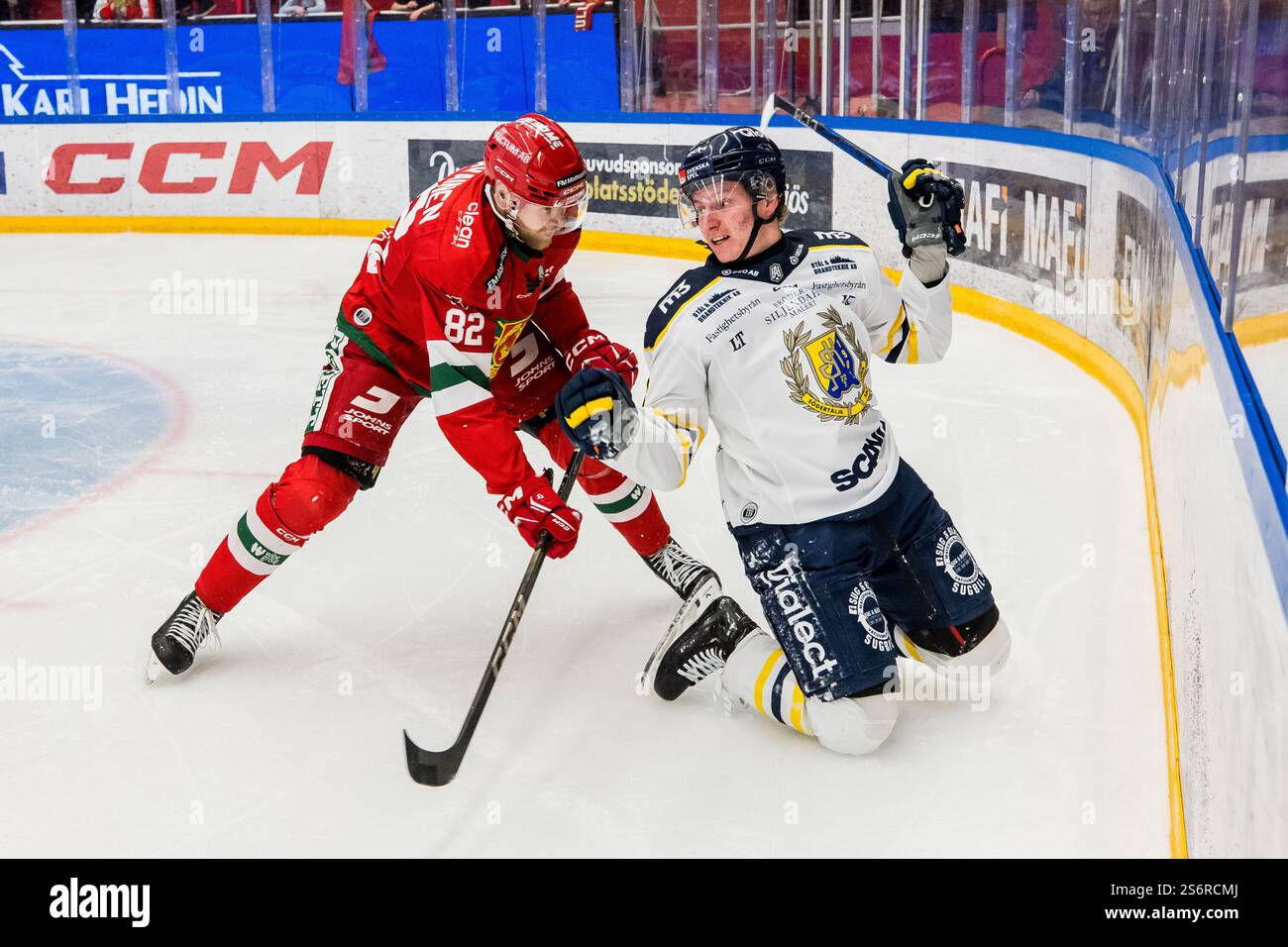 Mora, Sverige. 17th Jan, 2025. 250117 Moras Roope Laavainen och Södertäljes Viktor Liljegren ...