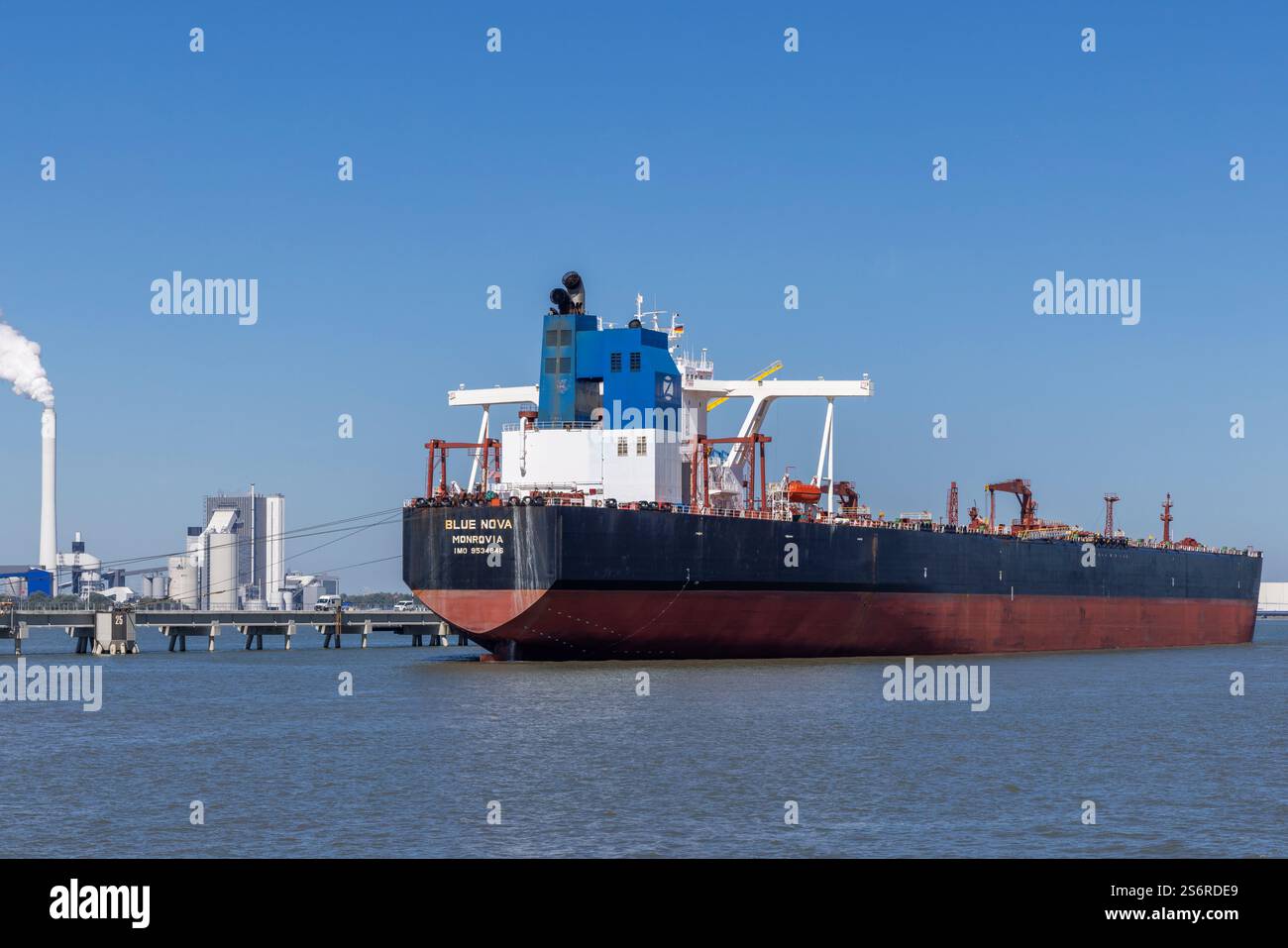 Tanker discharge bridge hi-res stock photography and images - Alamy