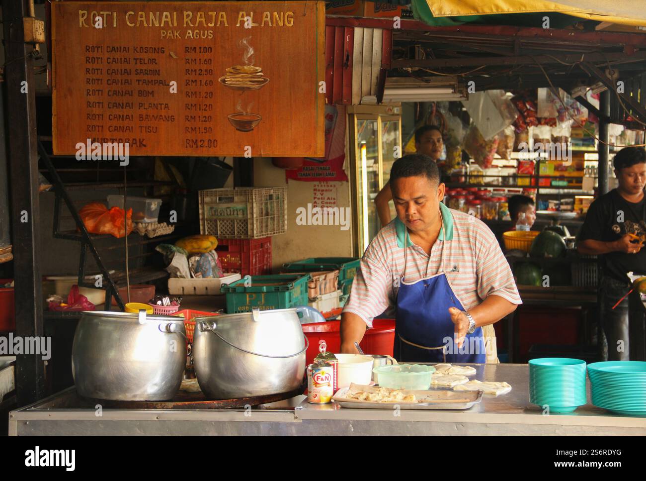 Man selling Malay street food including Roti Canai and Murtabak in Chow ...