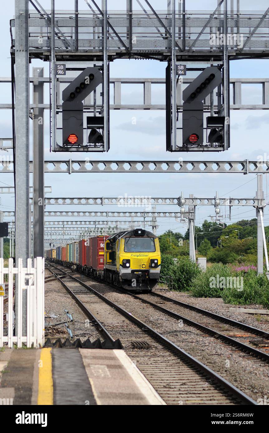 "70010" heads west through Didcot Parkway platform 3 before heading ...