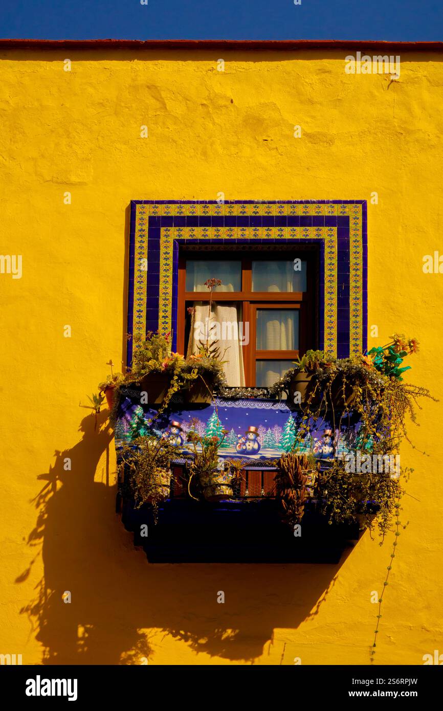 Mexico neighbor balcony hi-res stock photography and images - Alamy
