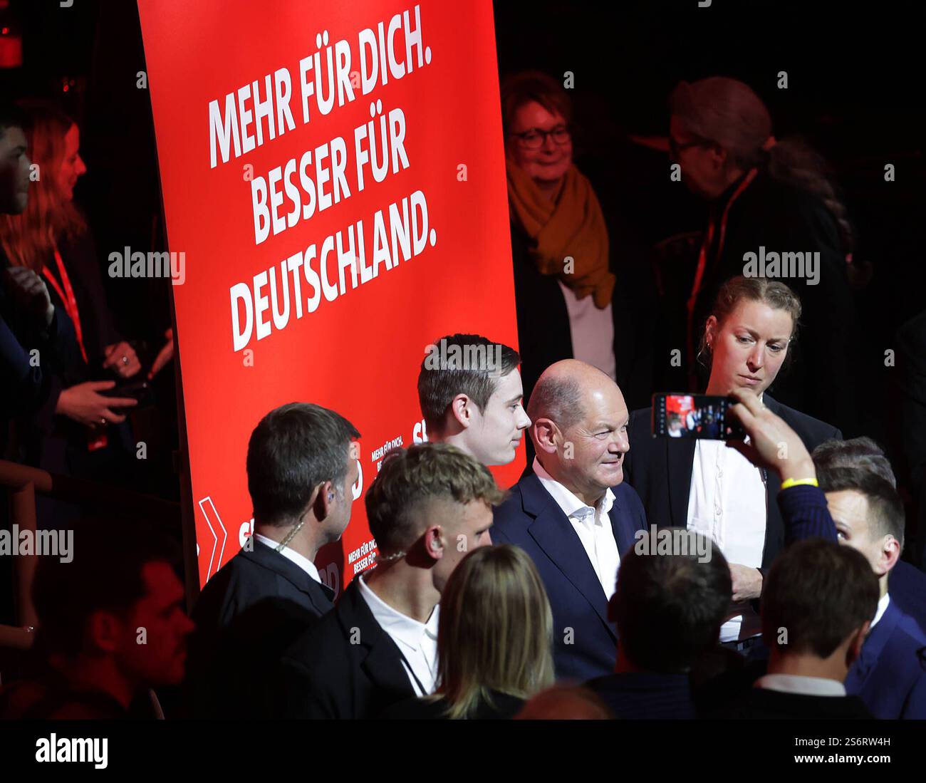 Selfies mit Olaf Scholz Bundestagswahlkampf 2025, Auftaktveranstaltung ...