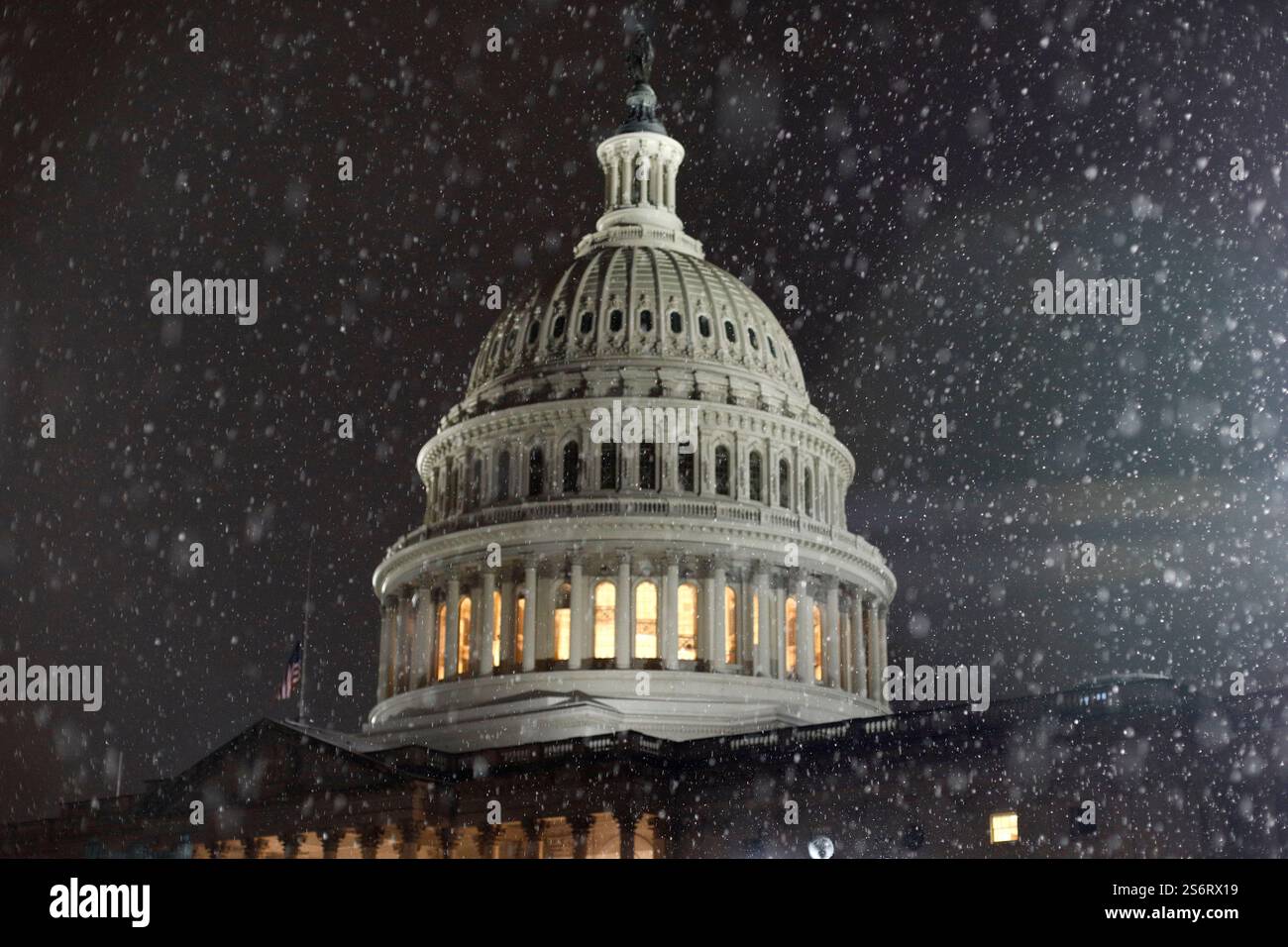 Washington, D.C, California, USA. 16th Jan, 2025. Snow fakes fill the air at night during a ...