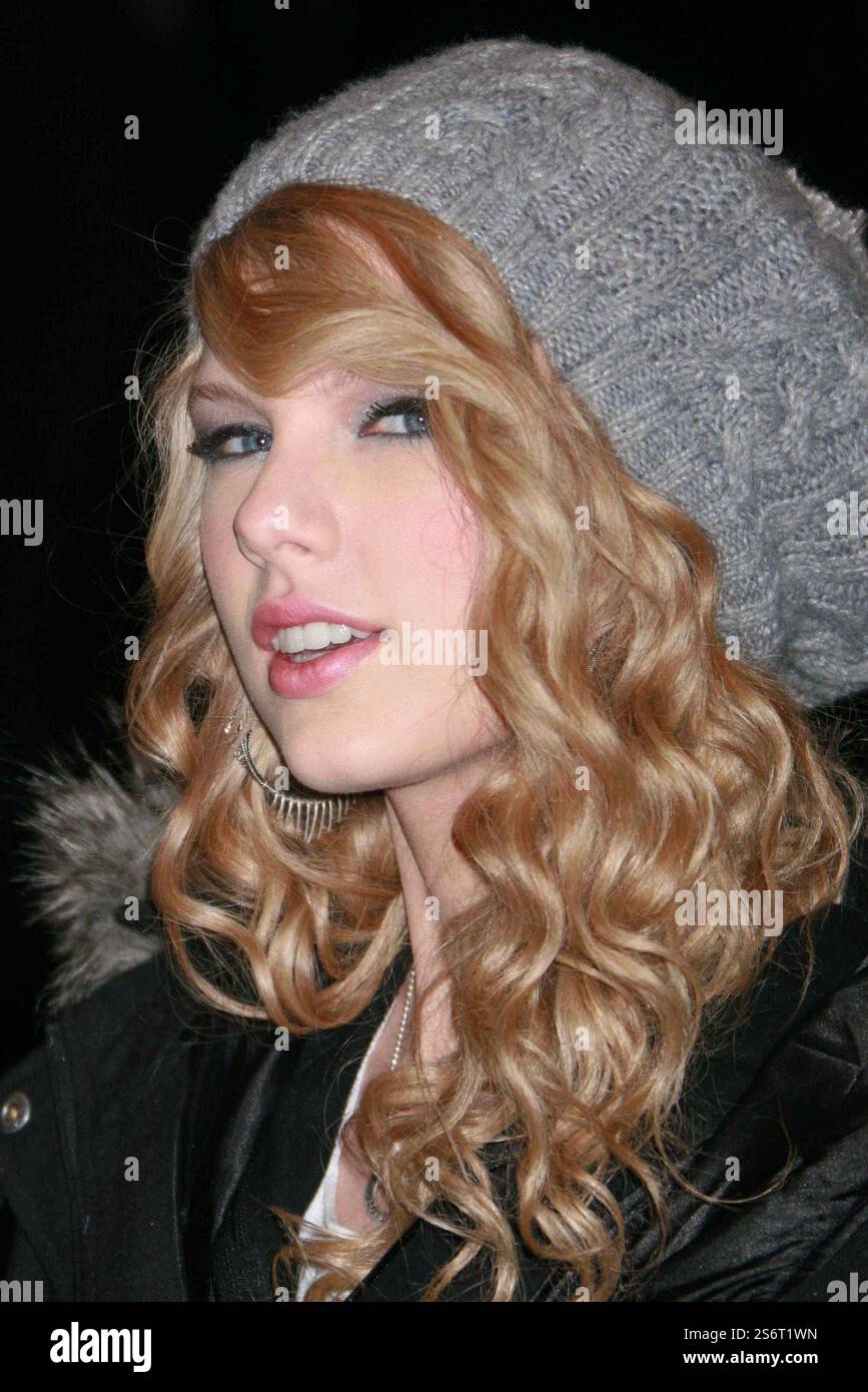 Taylor Swift outside the MTV Studios for appearance on MTV's TRL in New ...