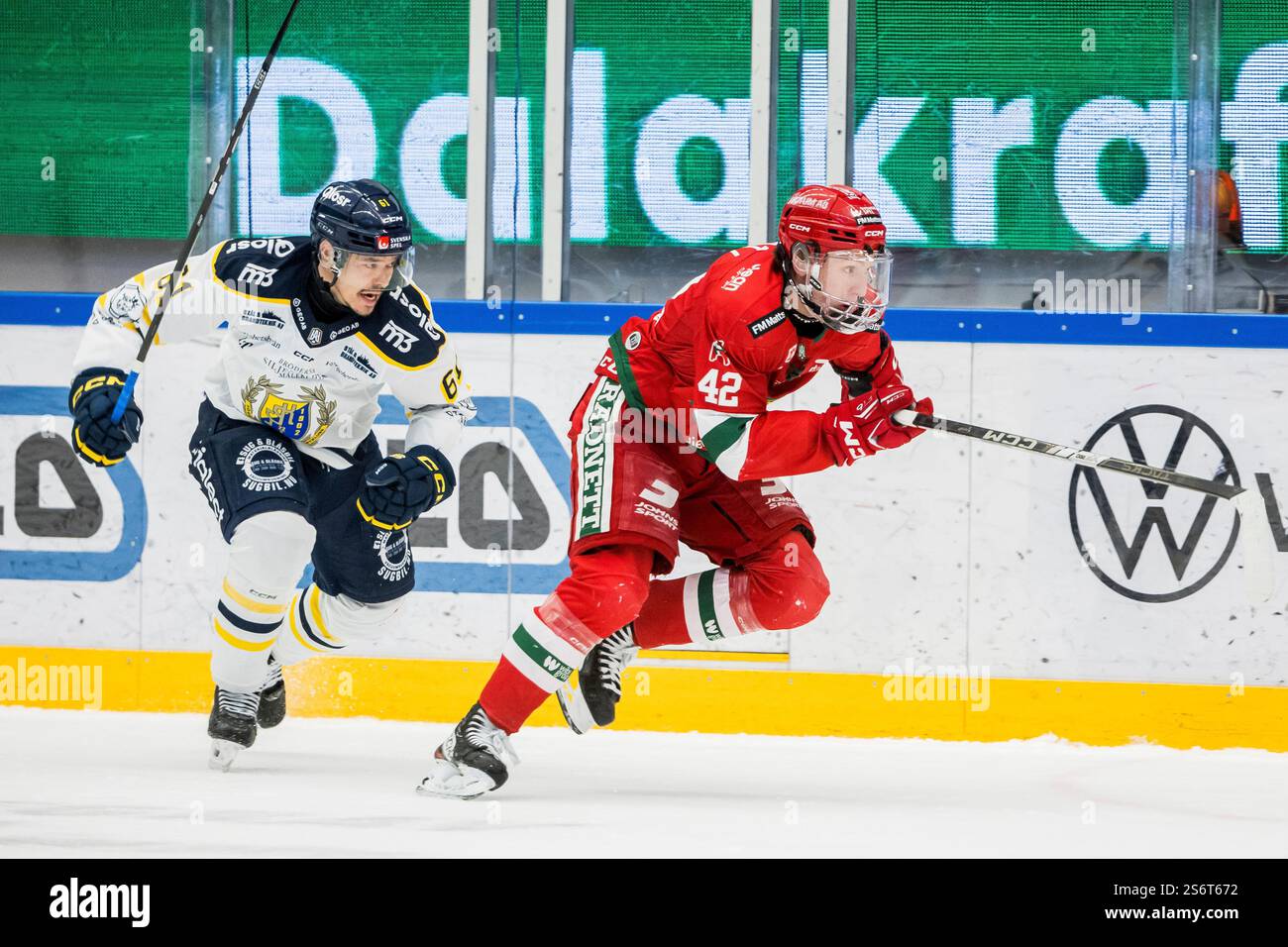 Mora, Sverige. 17th Jan, 2025. 250117 Södertäljes Miikka Pitkänen och Moras Kalle Kratz under ...