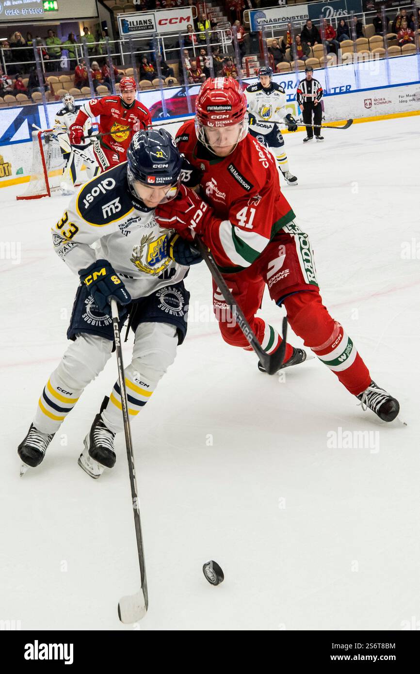 Mora, Sverige. 17th Jan, 2025. 250117 Södertäljes Filiph Engsund och Moras Anton Ohlsson under ...