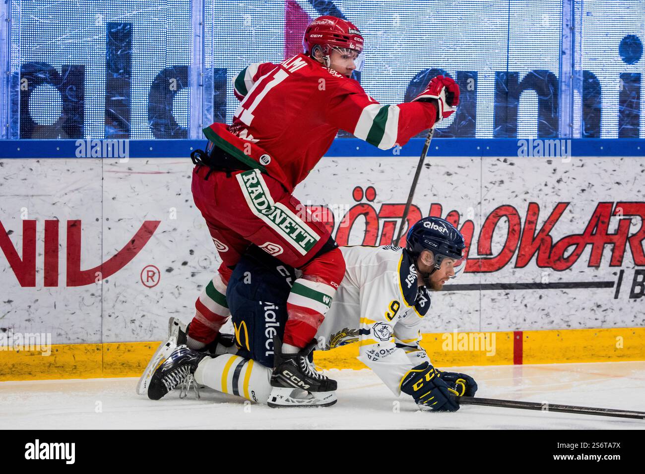 Mora, Sverige. 17th Jan, 2025. 250117 Moras Gustav Salmi-Lilja och Södertäljes Viktor Grahn ...