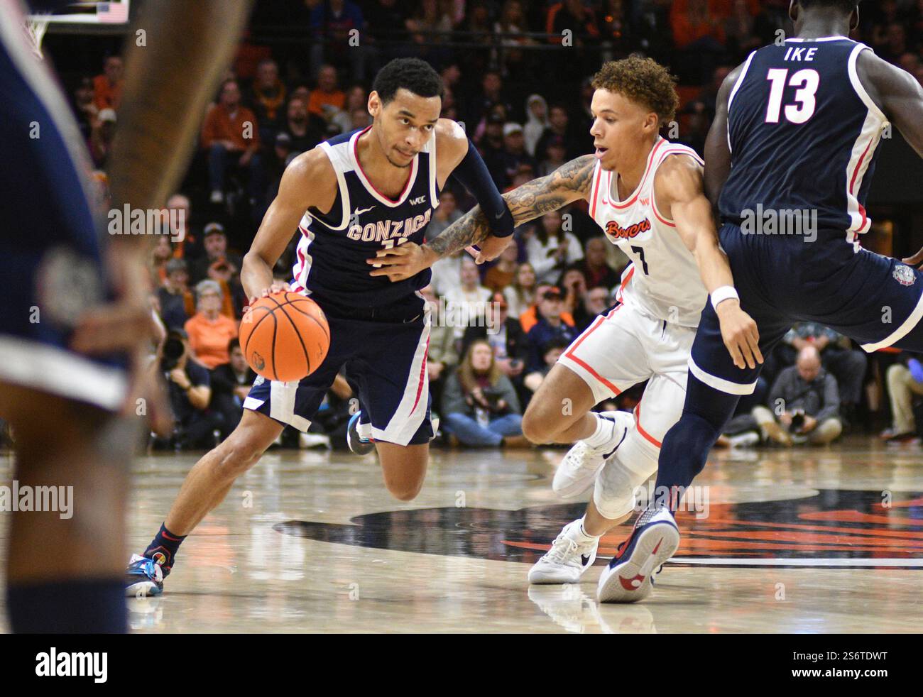 Gonzaga guard Nolan Hickman (11) drives around Oregon State guard Nate ...